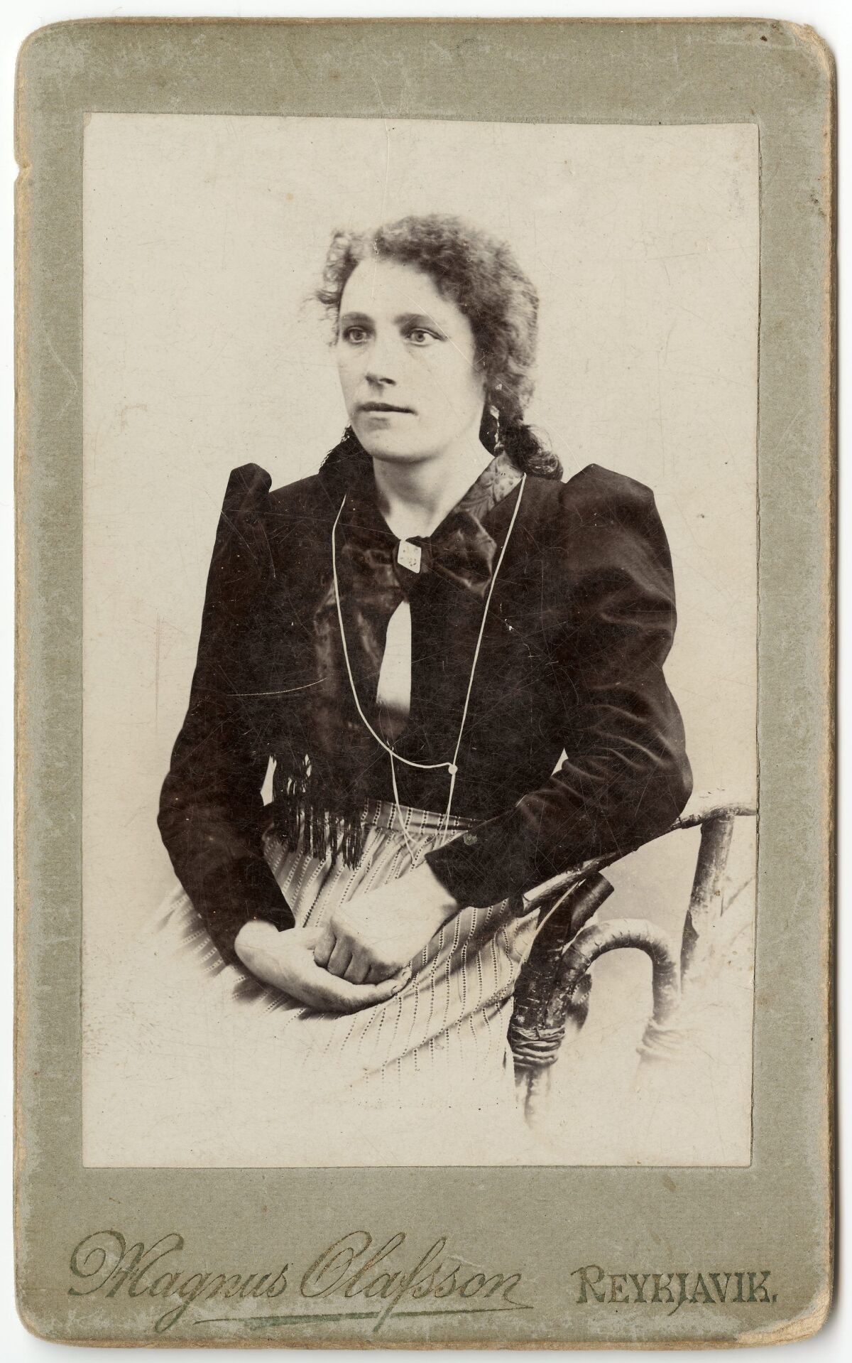 Magnus Olafsson, Sittende dame – Nasjonalmuseet – Samlingen